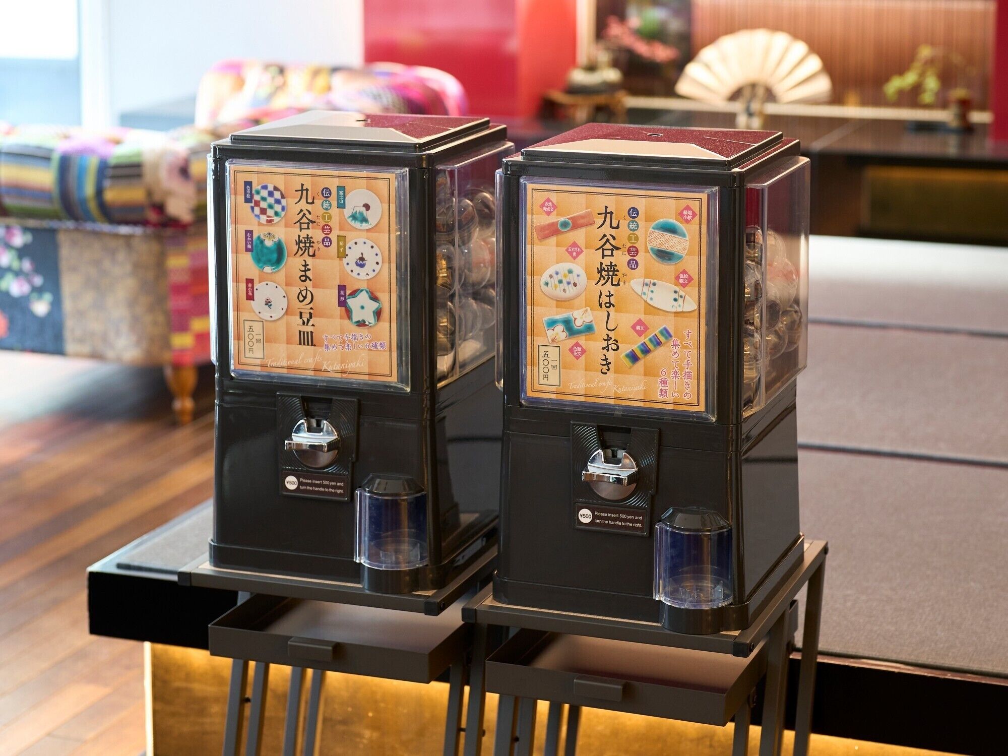 Duas máquinas de venda automática com texto e imagens de lanches japoneses.
