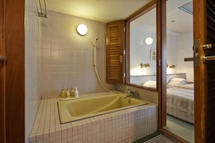 Quarto família, 2 quartos (In-room bath only, No pets, Spor:Sion) | Banheiro | Chuveiro/banheira combinados, secador de cabelo, chinelos, bidê