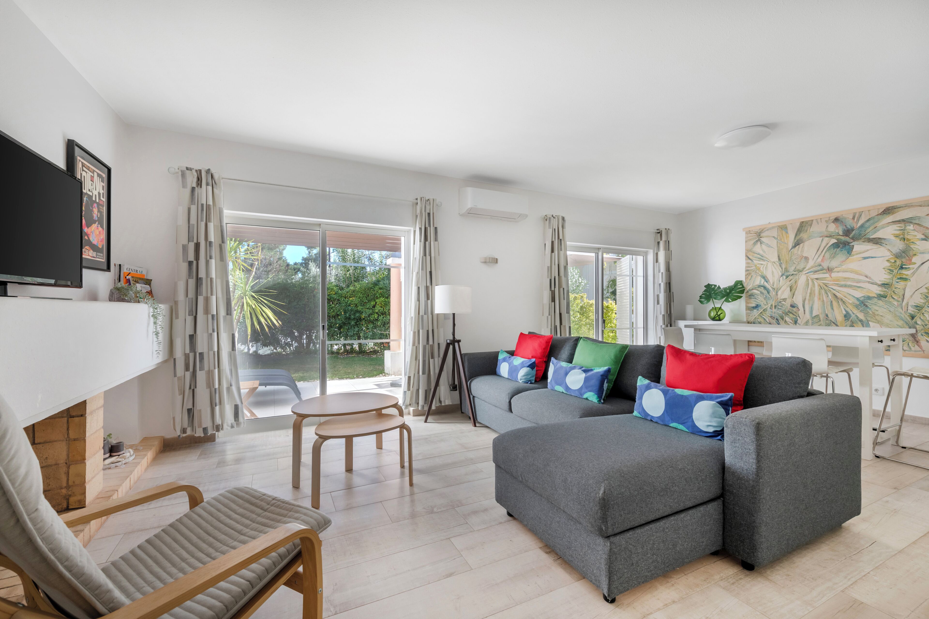 Apartamento família, 2 quartos | Sala de estar | TV de tela plana 40 polegadas com canais a cabo, TV