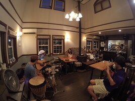 Este bar no lobby do hotel