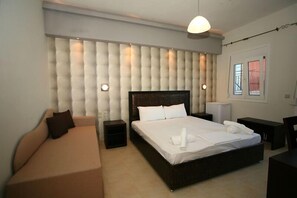 Quarto triplo, vista para o jardim | Quartos à prova de som, Wi-Fi de cortesia, roupa de cama