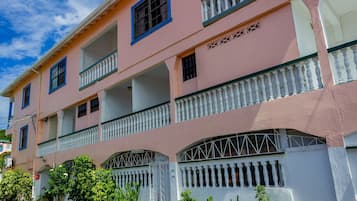 Estacionamento sem manobrista (sujeito a cobrança): USD 1 por estadia