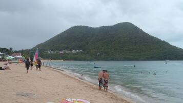 Perto da praia, areia branca, espreguiçadeiras, 2 bares na praia