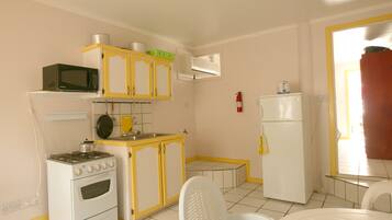 Micro-ondas, cafeteira/chaleira, chaleira elétrica