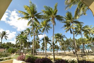 Na praia, espreguiçadeiras, toalhas de praia 
