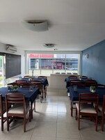 Pequenos-almoços, almoços e jantares servidos