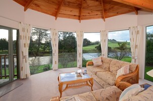 Apartamento, 1 quarto | Sala de estar | TV de ecrã plano 