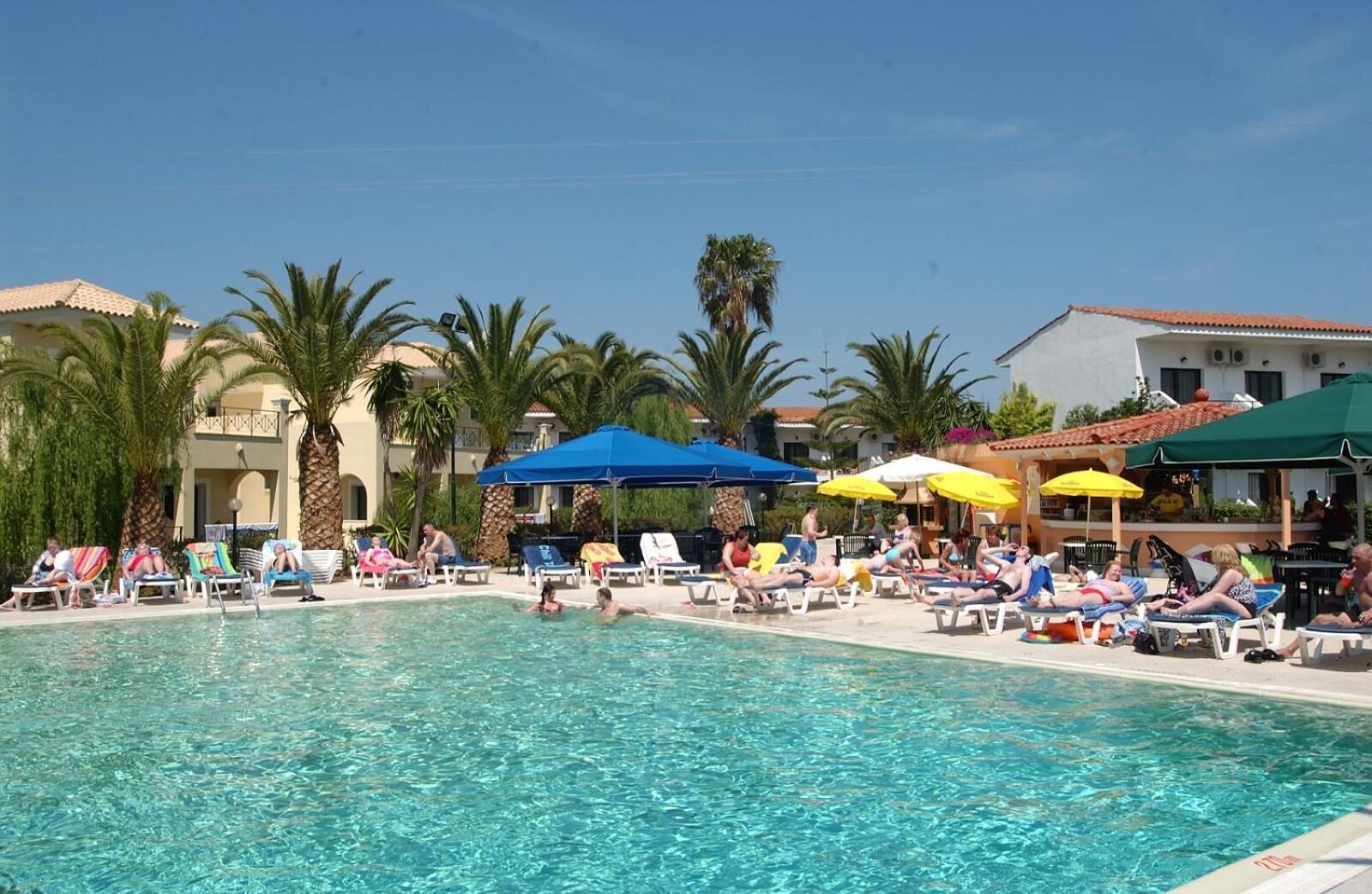 Piscina externa, guarda-sóis, espreguiçadeiras