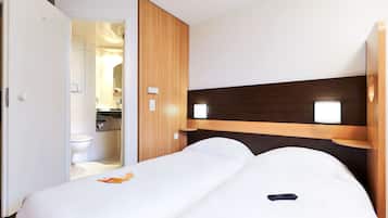 Roupas de cama premium, escrivaninha, cortinas blackout