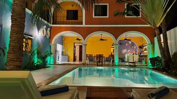 Piscina externa, funciona das 7h às 22h, guarda-sóis, espreguiçadeiras