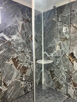 Apartamento Superior | Casa de banho | Um polibã, artigos de higiene pessoal grátis, um secador de cabelo