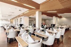 2 restaurantes, almoços servidos 