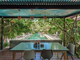 Café da manhã, almoço e jantar; culinária internacional 