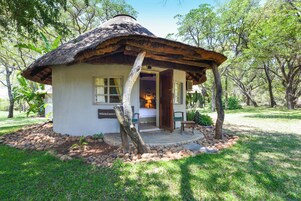 Quarto (Rondavel) | Cofres nos quartos, Wi-Fi de cortesia, roupa de cama