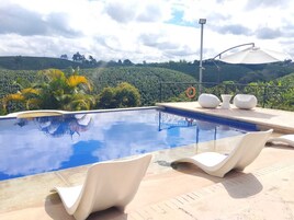 Piscina externa, funciona das 8h às 20h, espreguiçadeiras