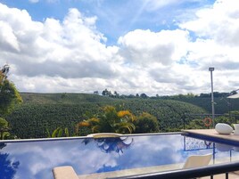 Piscina externa, funciona das 8h às 20h, espreguiçadeiras