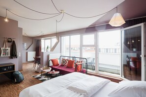 Apartamento Deluxe, cozinha (private bathroom) | Cofre no quarto, cortinas/cortinados opacos, quartos insonorizados