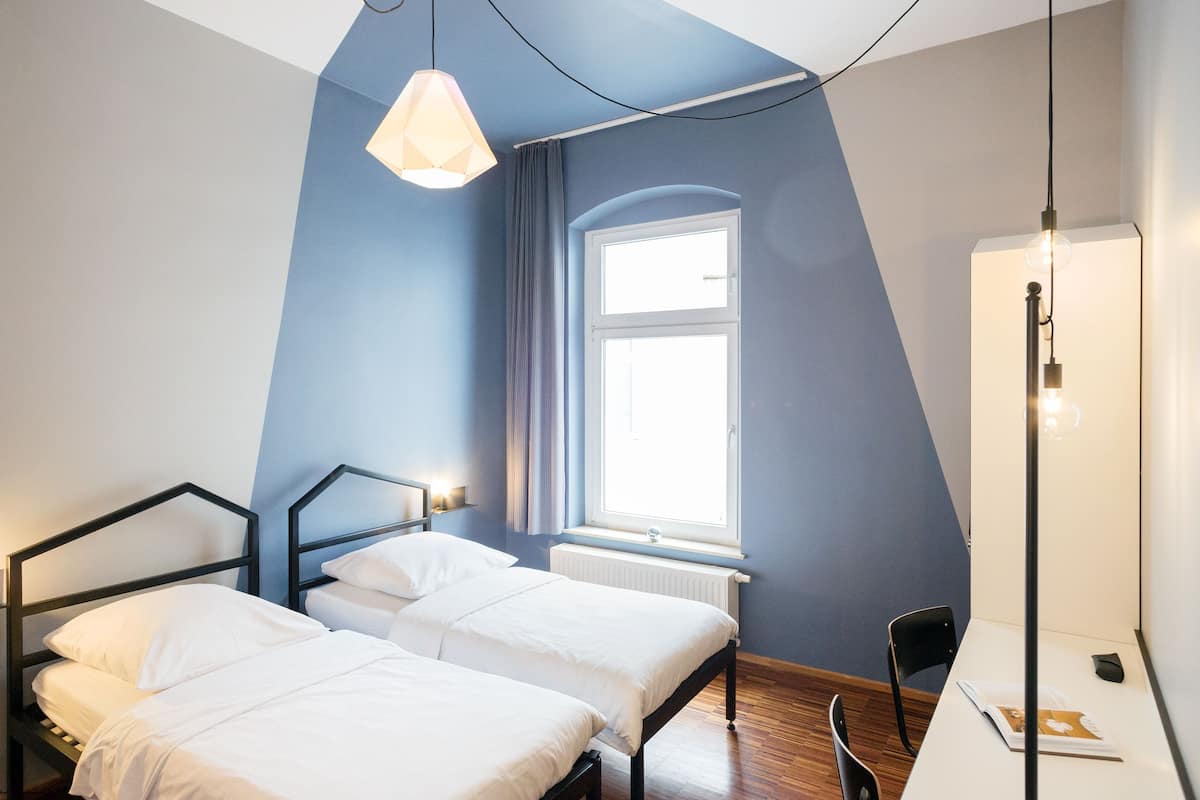 Quarto Twin Económico, casa de banho partilhada | Roupa de alta qualidade, cofre no quarto, cortinas/cortinados opacos