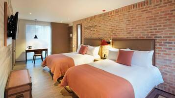 Quarto Deluxe, 2 camas queen-size, Vista para a cidade | Roupa de alta qualidade, camas de colchão pillowtop, minibar