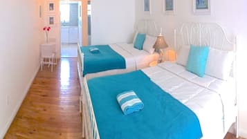 Studio - 2 Queen Beds and 2 Futons | 1 quarto, ferros/tábuas de passar roupa, Wi-Fi de cortesia