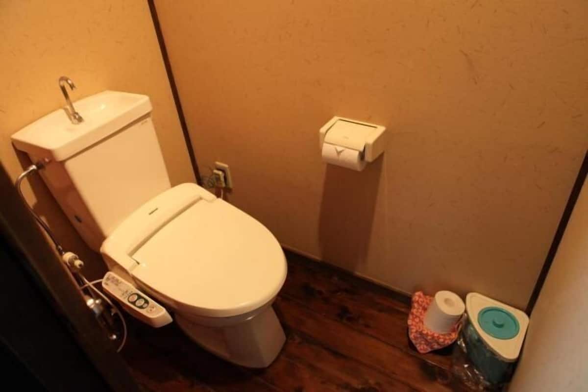 Casa de banho | Artigos de higiene pessoal grátis, um secador de cabelo, roupões