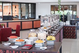 Café da manhã com buffet todos os dias (IDR 65000 por pessoa) 