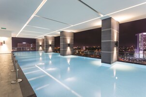 Piscina interior, piscina exterior