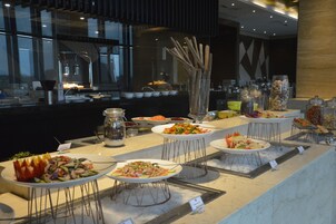 Pequeno-almoço tipo buffet diário mediante uma taxa