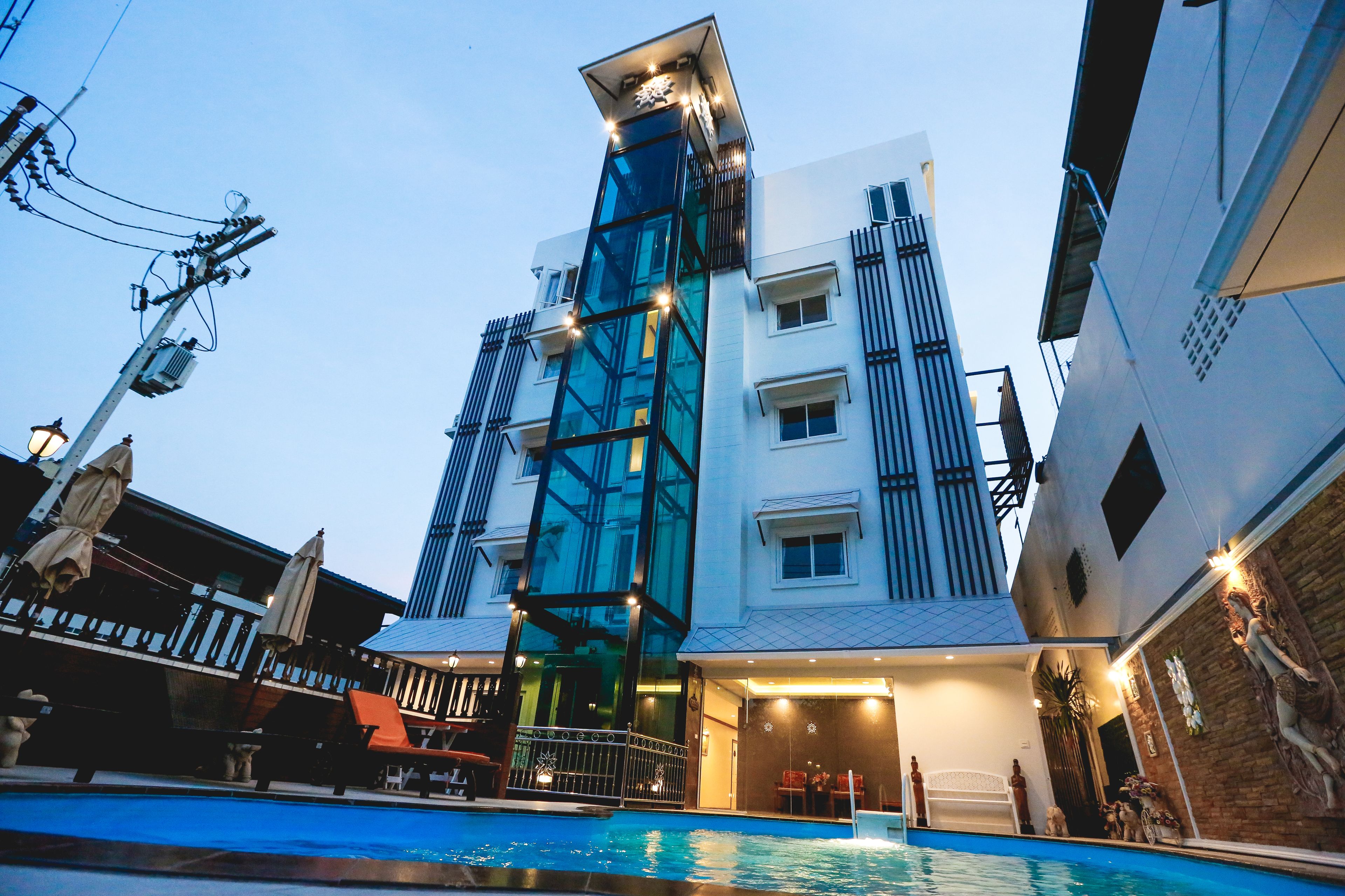 Terraço com espreguiçadeiras