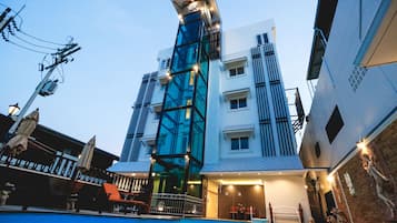 Terraço com espreguiçadeiras