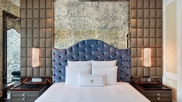 Deluxe King, Free Minibar, City View | Lençóis italianos Frette, roupas de cama premium, edredons de pluma