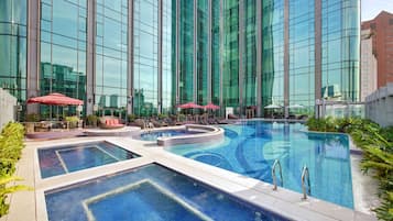 Piscina exterior, da(s) 6:00 à(s) 22:00, guarda-sóis, espreguiçadeiras