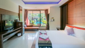 Quarto de hotel com cama, televisão e vista para a piscina e áreas verdes.