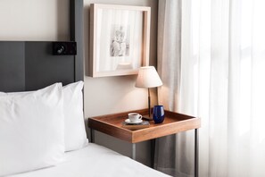 Quarto Duplo | Roupa de alta qualidade, cofre no quarto, secretária