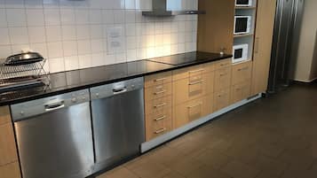 Geladeira, micro-ondas, cooktop, lava-louças