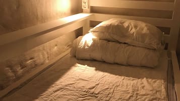 Dormitório compartilhado básico, banheiro privativo (8 beds, mixed, no windows) | Quartos à prova de som, Wi-Fi de cortesia, roupa de cama