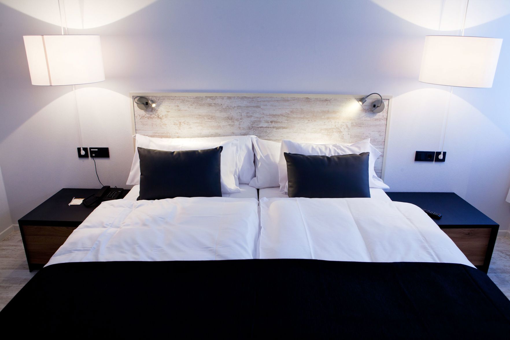 Minibar, cofre no quarto, secretária, quartos insonorizados 