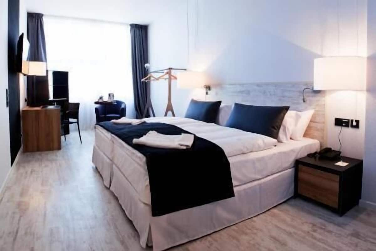 Minibar, cofre no quarto, secretária, quartos insonorizados