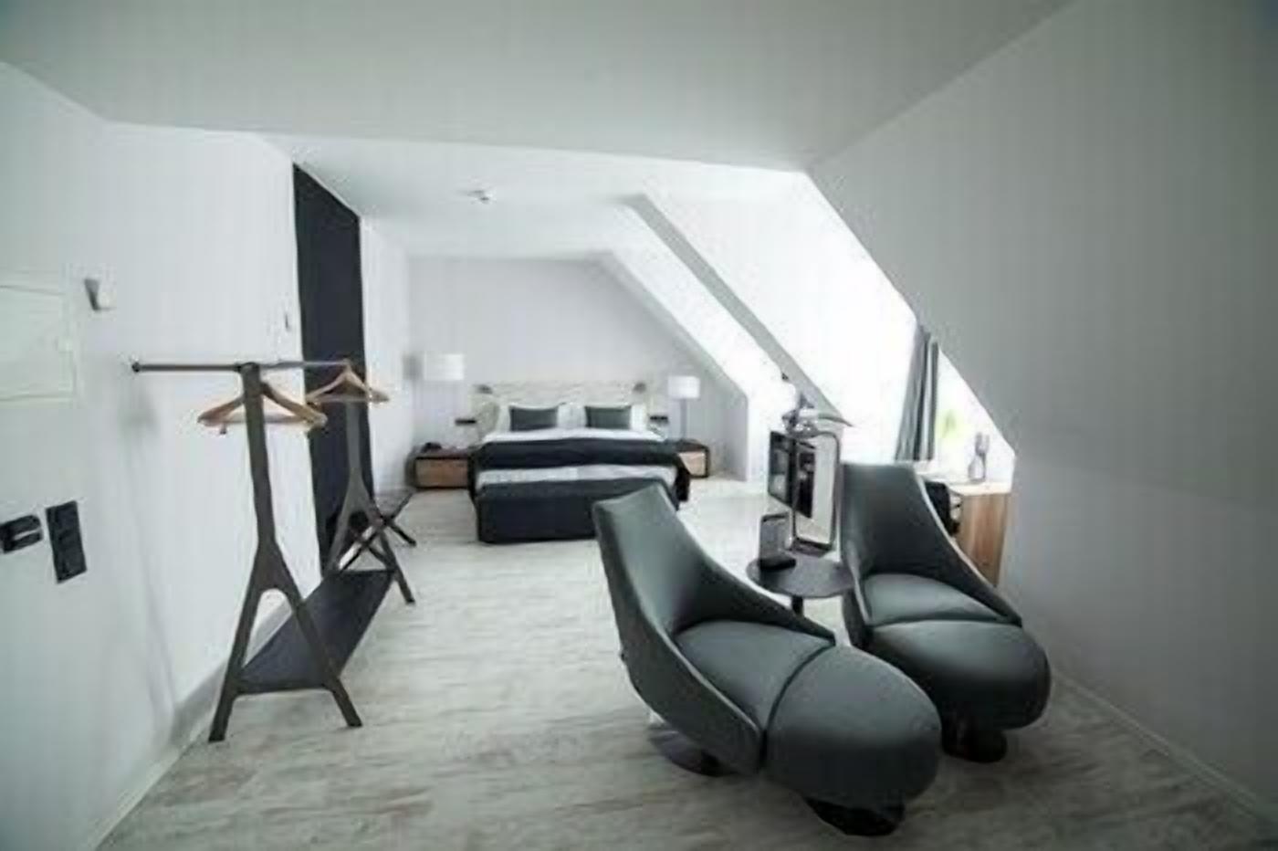 Minibar, cofre no quarto, secretária, quartos insonorizados 