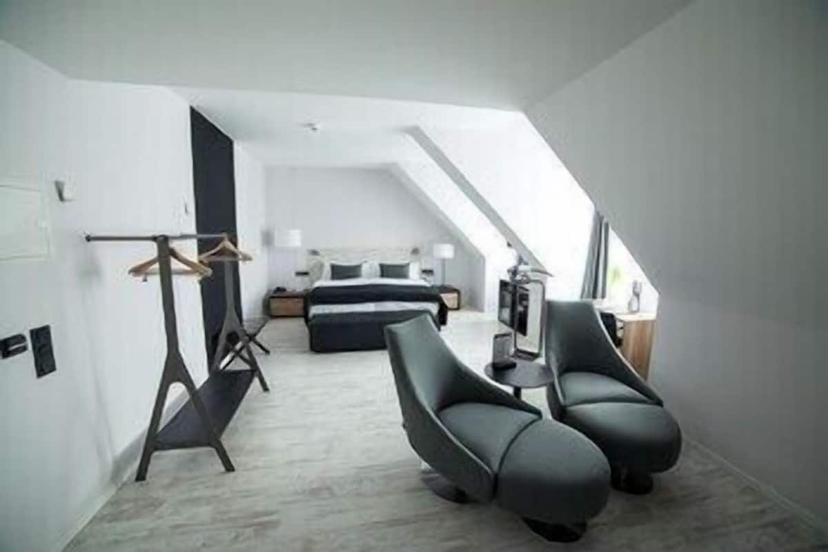 Minibar, cofre no quarto, secretária, quartos insonorizados