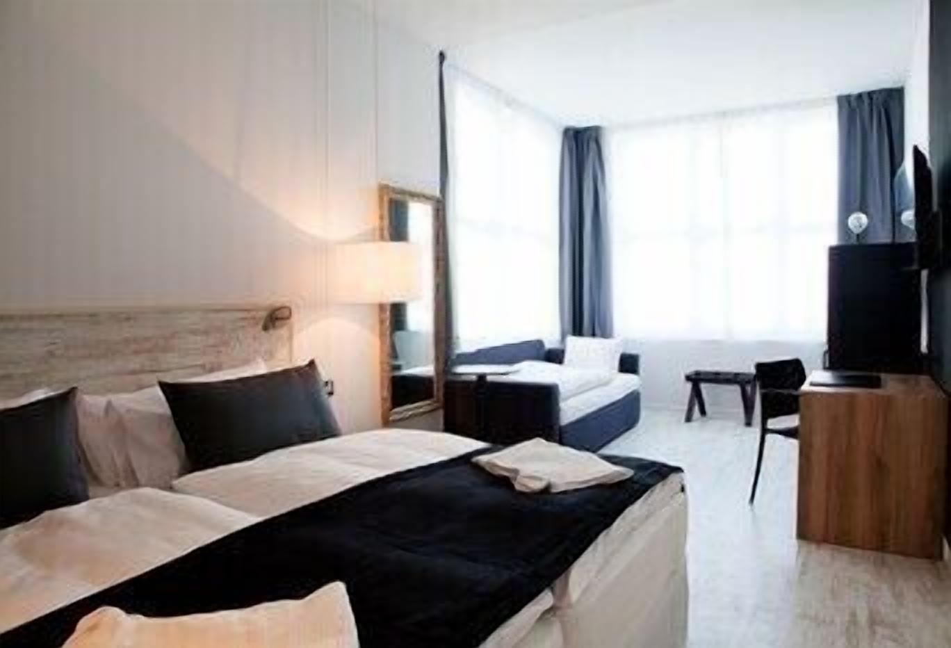 Minibar, cofre no quarto, secretária, quartos insonorizados 