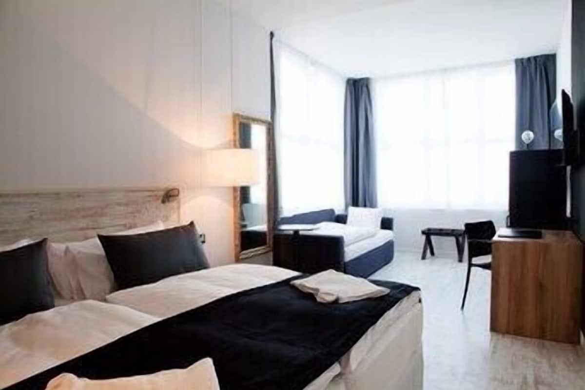 Minibar, cofre no quarto, secretária, quartos insonorizados