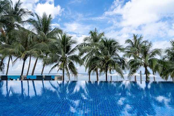 Piscina externa, guarda-sóis, espreguiçadeiras