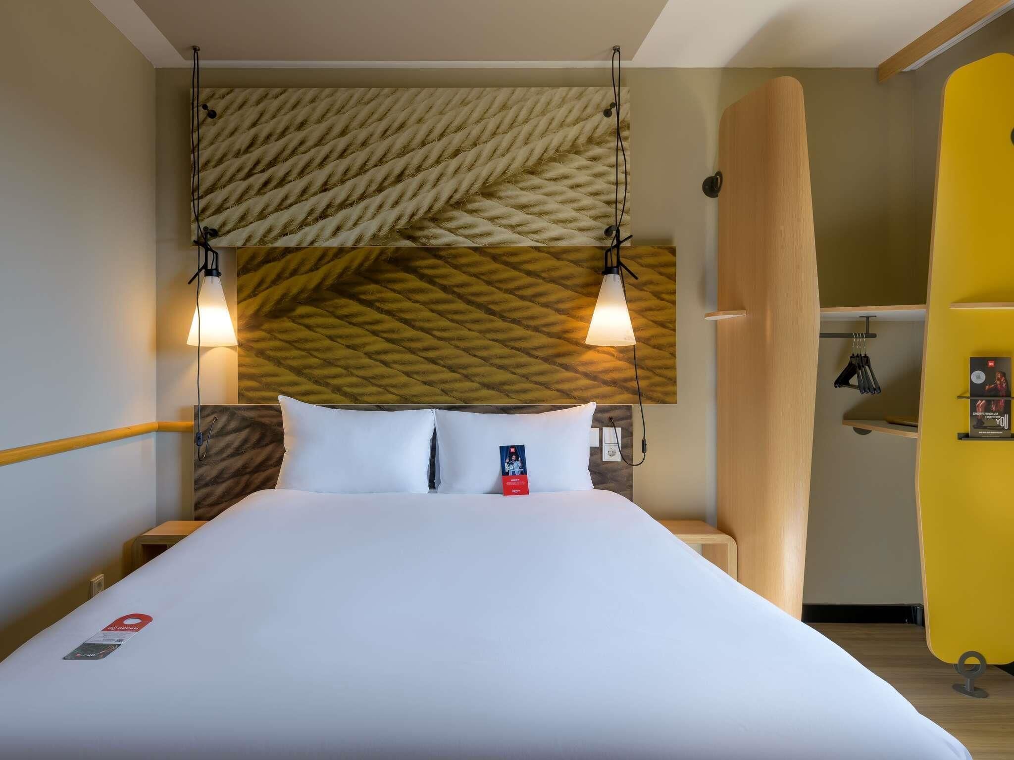 Quarto, 1 cama de casal, acessível | Roupas de cama premium, camas com colchões pillow-top, escrivaninha