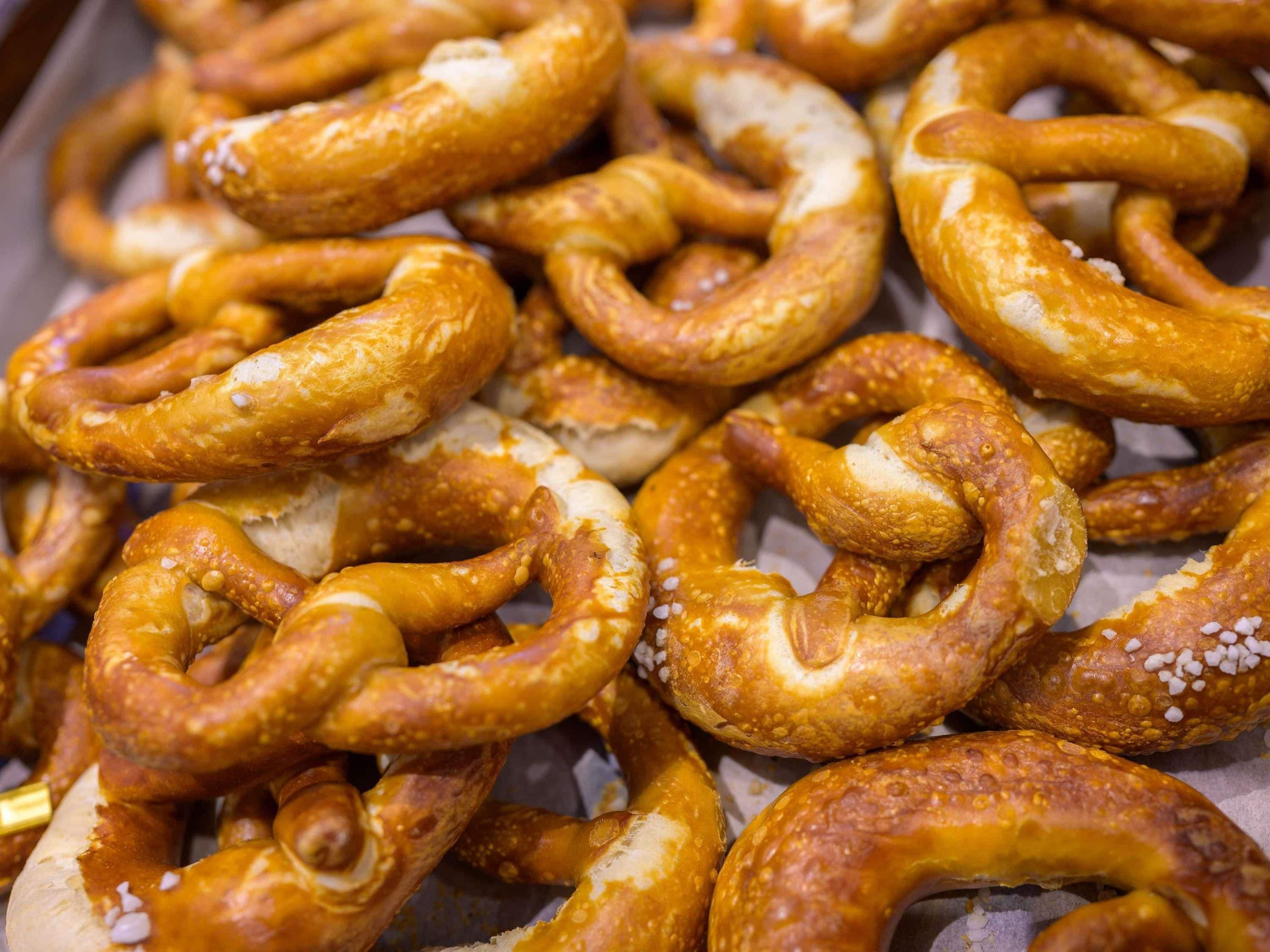Uma travessa de salgadinhos tipo pretzel.