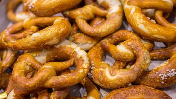 Uma travessa de salgadinhos tipo pretzel.