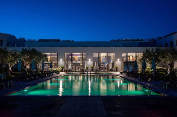 Piscina interna, piscina externa, guarda-sóis, espreguiçadeiras