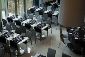 Café da manhã com buffet todos os dias mediante uma taxa