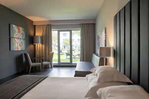 Quarto Familiar, varanda | Minibar, cofre no quarto, secretária, cortinas/cortinados opacos