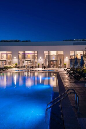 Piscina interna, piscina externa, guarda-sóis, espreguiçadeiras
